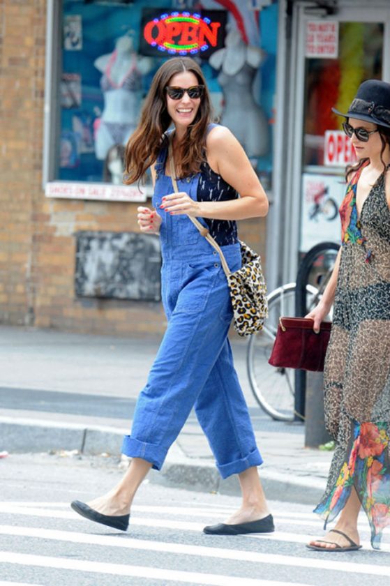 Los overoles vuelven renovados, aprende a usarlos para lucir un estilo ...